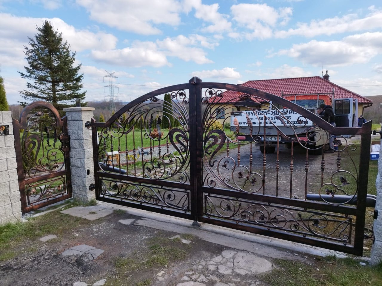 Brama kuta uchylna model BU122